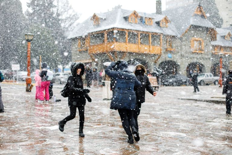 VIDEOS: Mirá cómo nevaba en el Centro Cívico, para el disfrute de ...