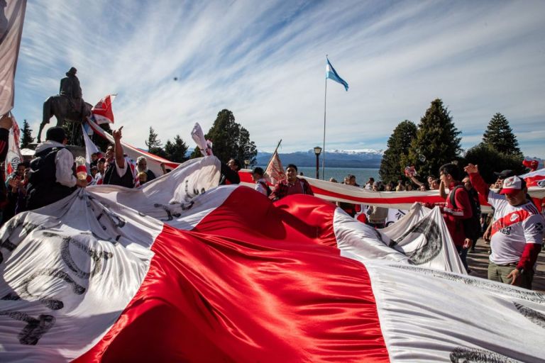 Los hinchas de River Plate se preparan para desplegar la bandera más ...