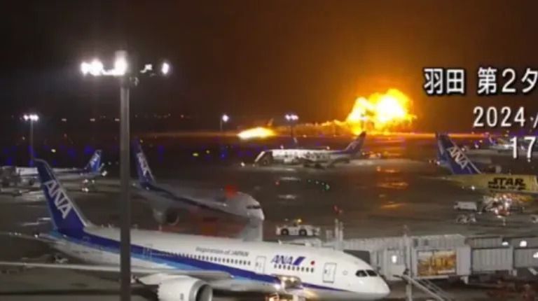 Mira el video: se incendió un avión en el aeropuerto de Tokio con 350 pasajeros | Diario El ...