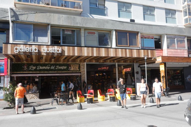 Locales abiertos y algunos cerrados a una hora del comienzo de la ...