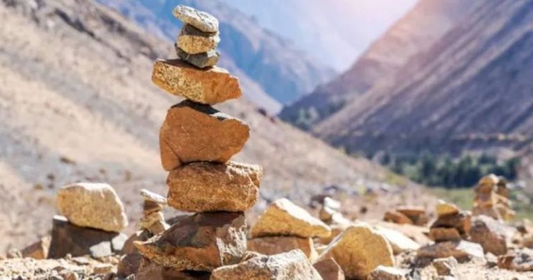 Piden a los visitantes que no apilen más piedras en los Parques ...