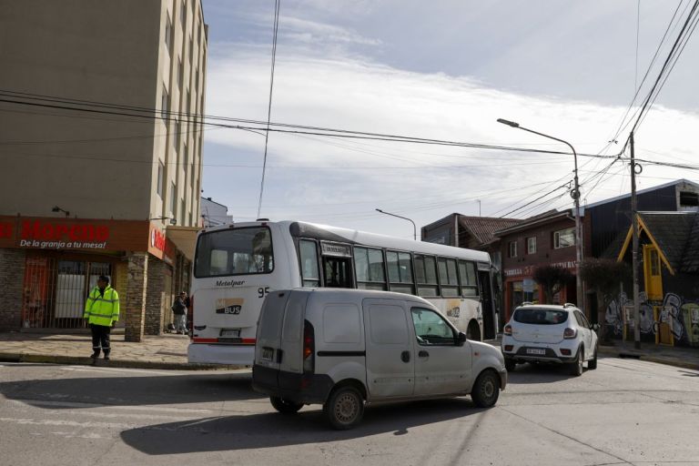 Congestionamiento de tránsito por un colectivo de Mi Bus atascado ...