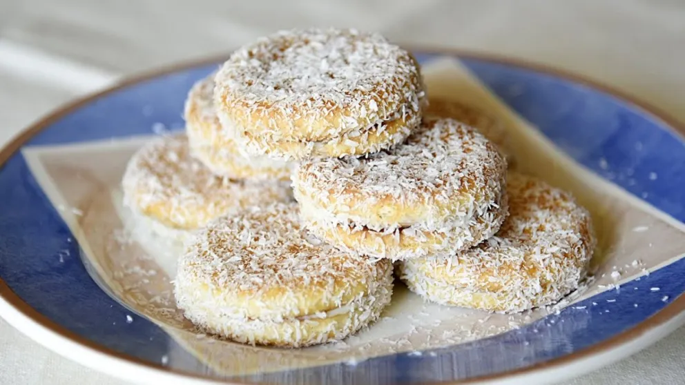 Una receta perfecta para la tarde del domingo: galletitas de coco rellenas con mermelada ...