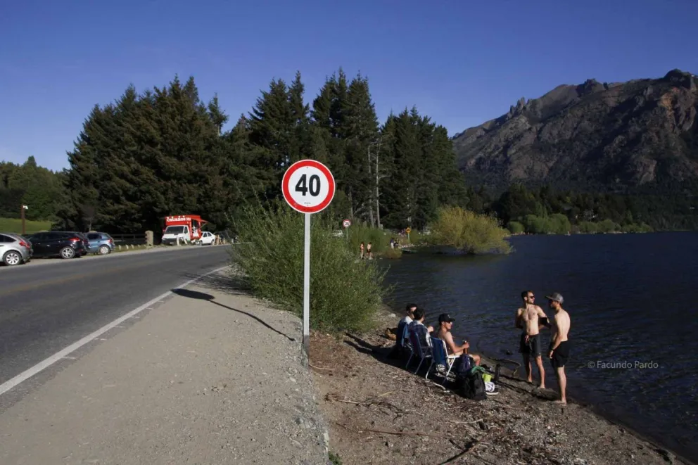 Hermosa tarde de playa, pero con poca costa en el lago Gutiérrez ...