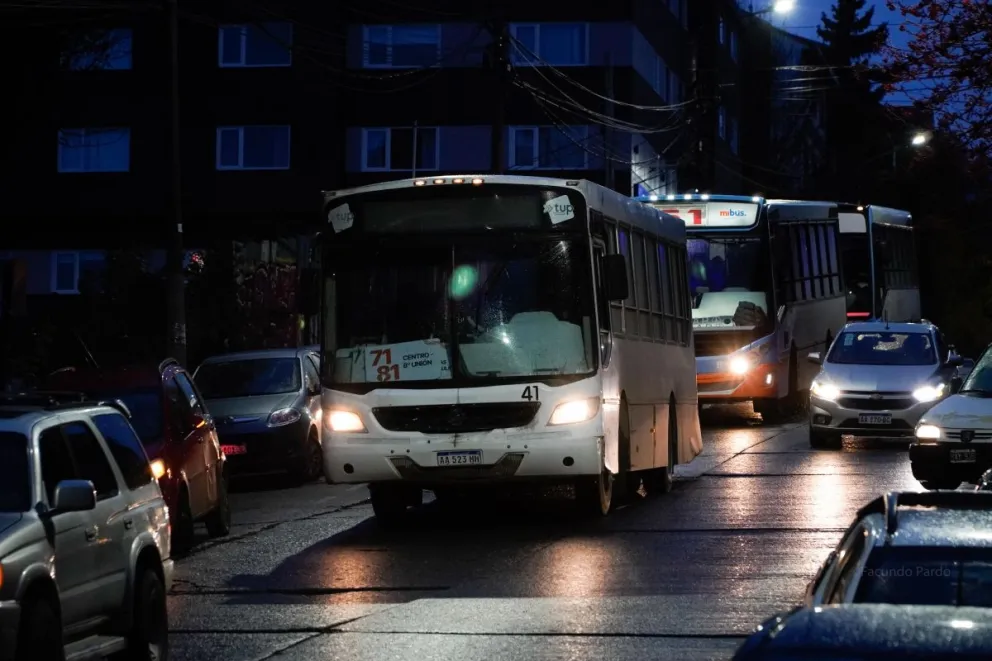 Violento ataque a un colectivo de Mi Bus: pasajeros agredieron la unidad tras ser bajados ...