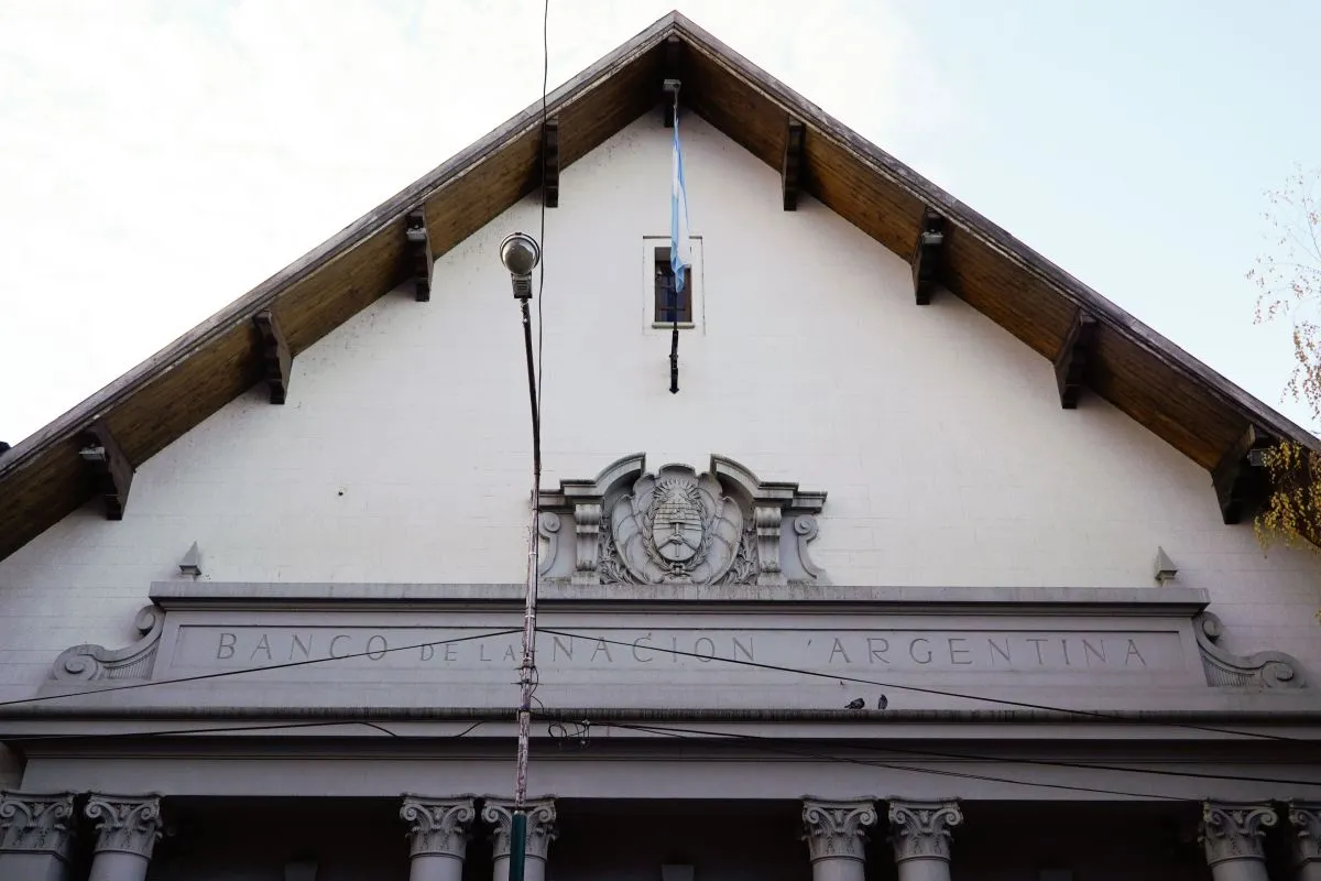 Un edificio bancario que marca el perfil de una esquina de la ciudad ...