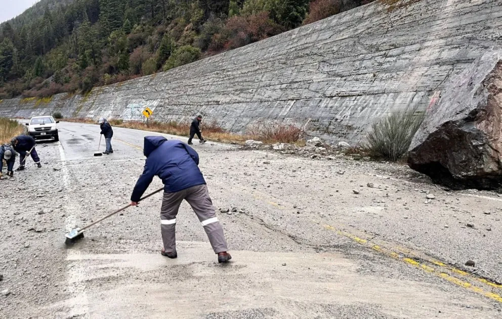 Temporal por lluvias: remueven una roca de gran tamaño sobre la ruta y ...
