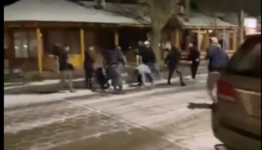 Batalla campal a la salida de un bar y bajo la nieve | Diario El Cordillerano