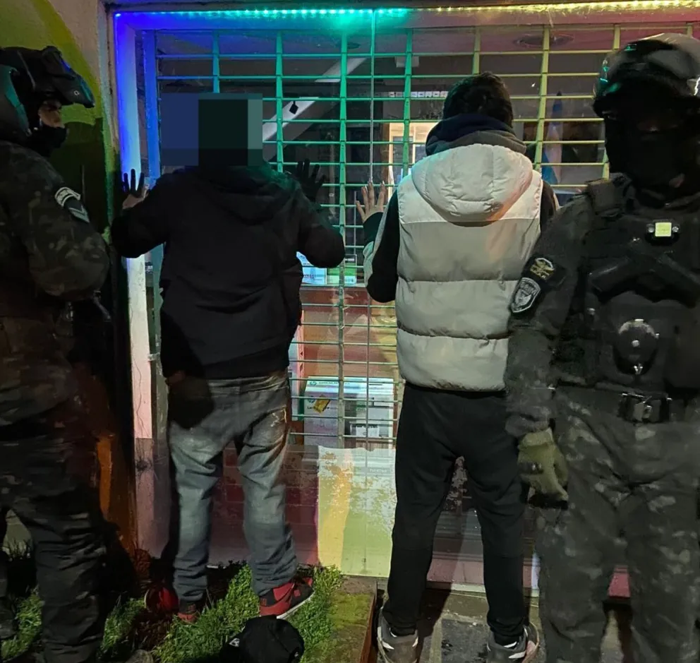 Dos detenidos y tres demorados por intentar robar la moto de un policía | Diario El Cordillerano