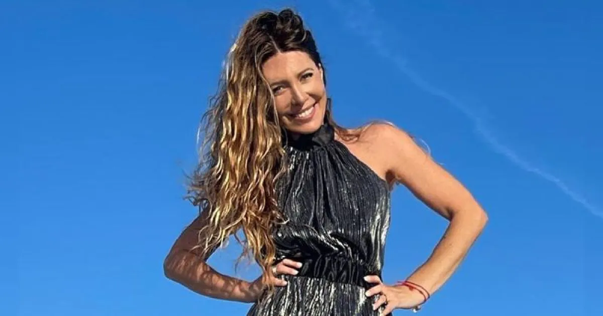 Mónica Ayos posó en bikini a sus 53 años y sorprendió con un baile ...