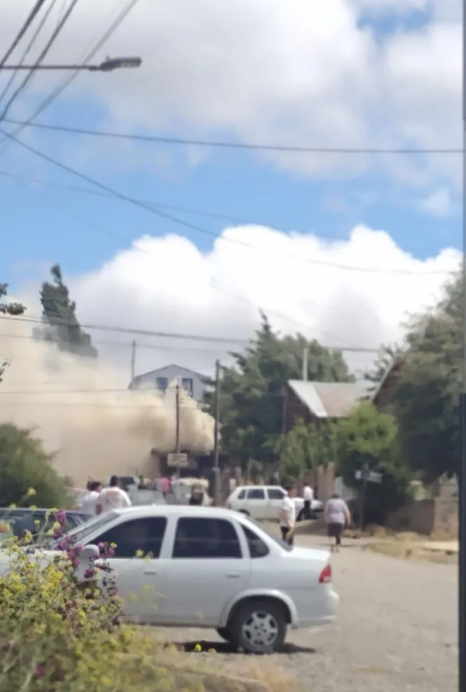 Combaten incendio de vivienda en barrio Arrayanes | Diario El Cordillerano