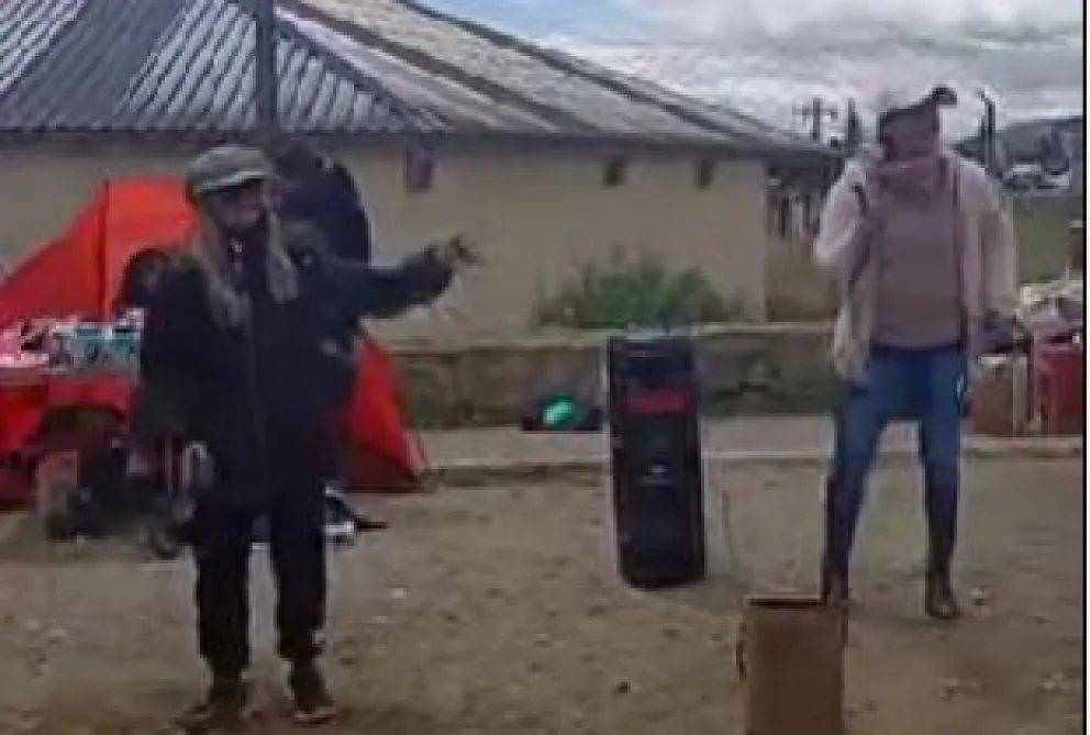 Video: dos amigas dieron el toque de música y alegría en la Feria ...