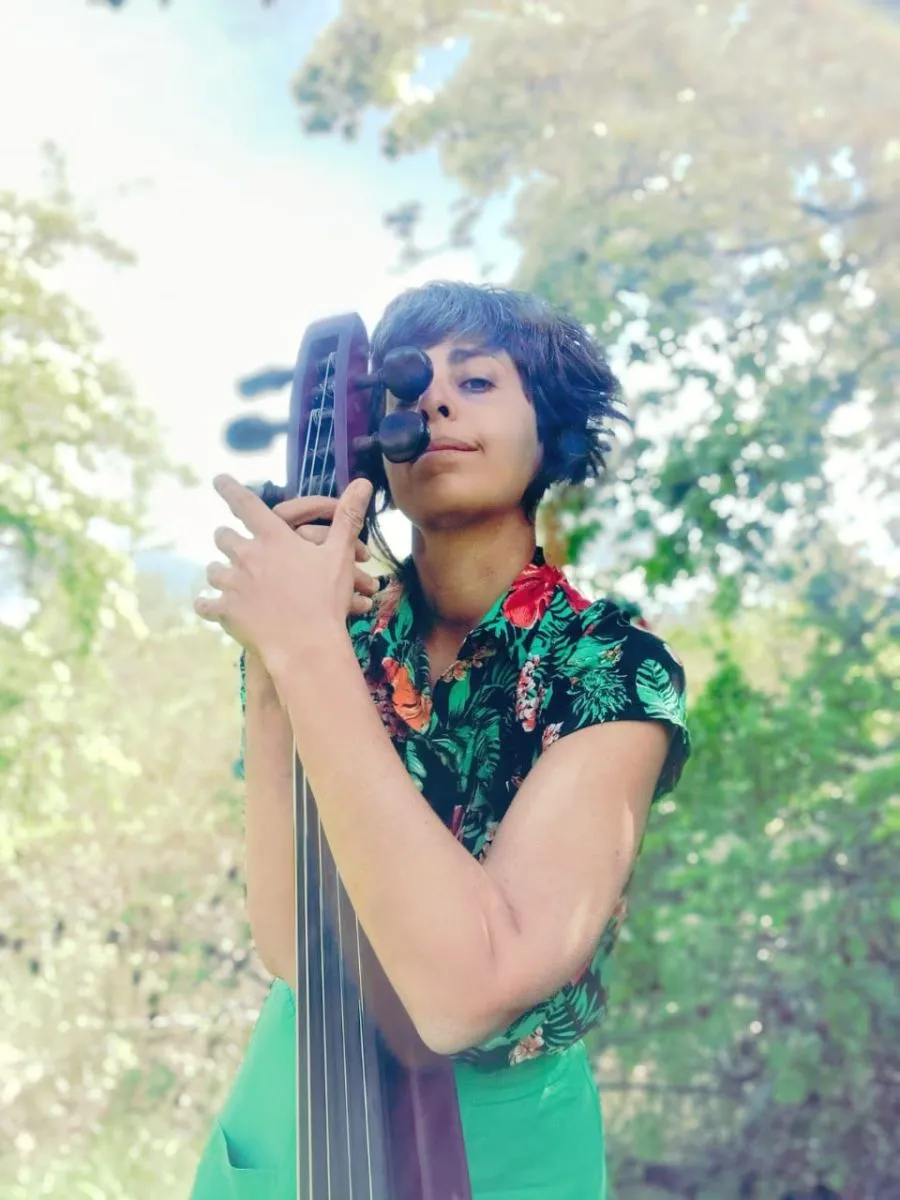 Vuelve la chica del cello que parece un batimóvil | Diario El Cordillerano